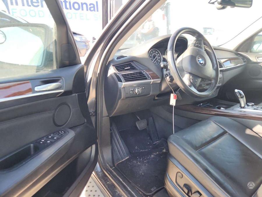 Grey BMW X5 2012 in Vilnius, with an engine capacity of 2.98 L and mileage of 264 thousand km for 5750 €, photo 8 on AUTOMOTO.COM.LV