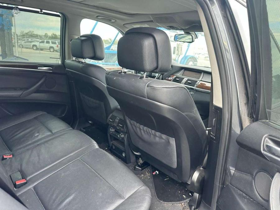 Grey BMW X5 2012 in Vilnius, with an engine capacity of 2.98 L and mileage of 264 thousand km for 5750 €, photo 10 on AUTOMOTO.COM.LV