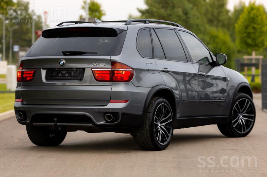Grey BMW X5 2012 in Jelgava, with an engine capacity of 3.00 L and mileage of 0 thousand km for 10500 €, photo 5 on AUTOMOTO.COM.LV