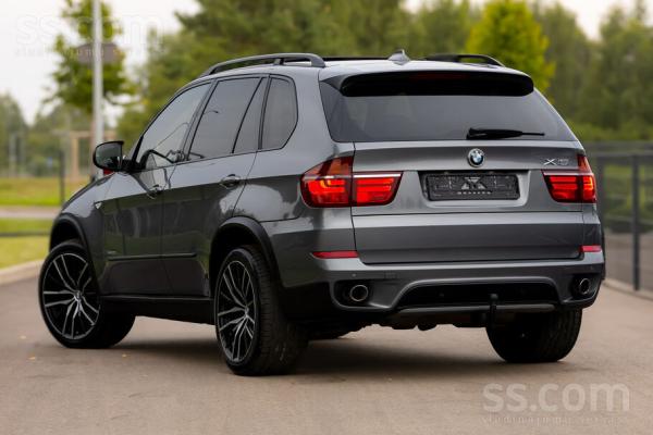 Grey BMW X5 2012 in Jelgava, with an engine capacity of 3.00 L and mileage of 0 thousand km for 10500 €, photo 7 on AUTOMOTO.COM.LV