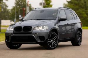 Pelēks BMW X5 2012 Jelgava, ar dzinēja tilpumu 3.00 L un nobraukumu 287 tūkst. km par 10500 €, foto  vietnē AUTOMOTO.COM.LV