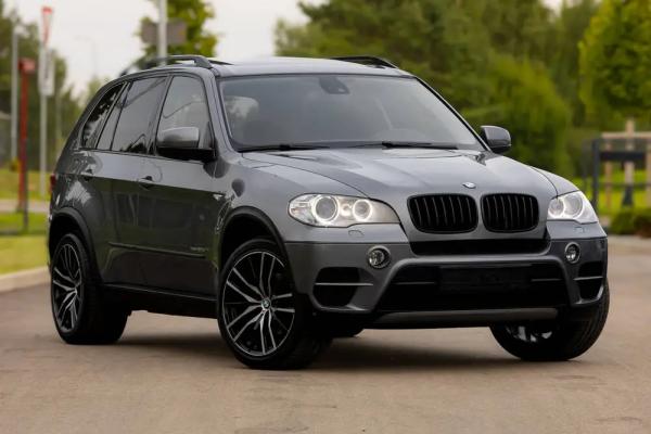 Grey BMW X5 2012 in Jelgava, with an engine capacity of 3.00 L and mileage of 287 thousand km for 10500 €, photo 3 on AUTOMOTO.COM.LV