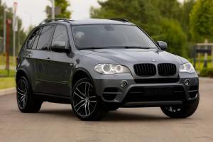 Pelēks BMW X5 2012 Jelgava, ar dzinēja tilpumu 3.00 L un nobraukumu 287 tūkst. km par 10500 €, foto 4 vietnē AUTOMOTO.COM.LV