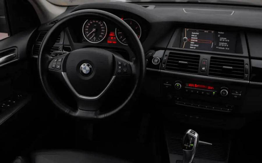 Pelēks BMW X5 2012 Jelgava, ar dzinēja tilpumu 3.00 L un nobraukumu 287 tūkst. km par 10500 €, foto 16 vietnē AUTOMOTO.COM.LV