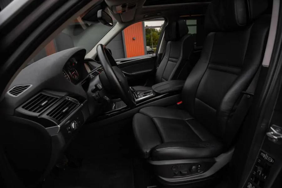 Pelēks BMW X5 2012 Jelgava, ar dzinēja tilpumu 3.00 L un nobraukumu 287 tūkst. km par 10500 €, foto 21 vietnē AUTOMOTO.COM.LV