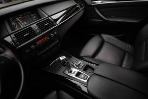Pelēks BMW X5 2012 Jelgava, ar dzinēja tilpumu 3.00 L un nobraukumu 287 tūkst. km par 10500 €, foto 24 vietnē AUTOMOTO.COM.LV