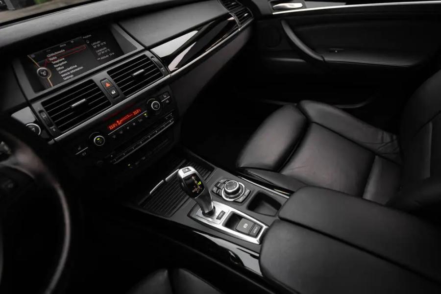 Pelēks BMW X5 2012 Jelgava, ar dzinēja tilpumu 3.00 L un nobraukumu 287 tūkst. km par 10500 €, foto 24 vietnē AUTOMOTO.COM.LV