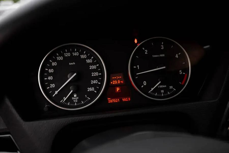 Pelēks BMW X5 2012 Jelgava, ar dzinēja tilpumu 3.00 L un nobraukumu 287 tūkst. km par 10500 €, foto 32 vietnē AUTOMOTO.COM.LV