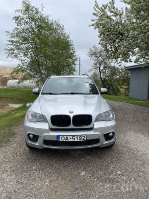 Grey BMW X5 2012 in Saldus, with an engine capacity of 3.00 L and mileage of 304 thousand km for 12990 €, photo  on AUTOMOTO.COM.LV