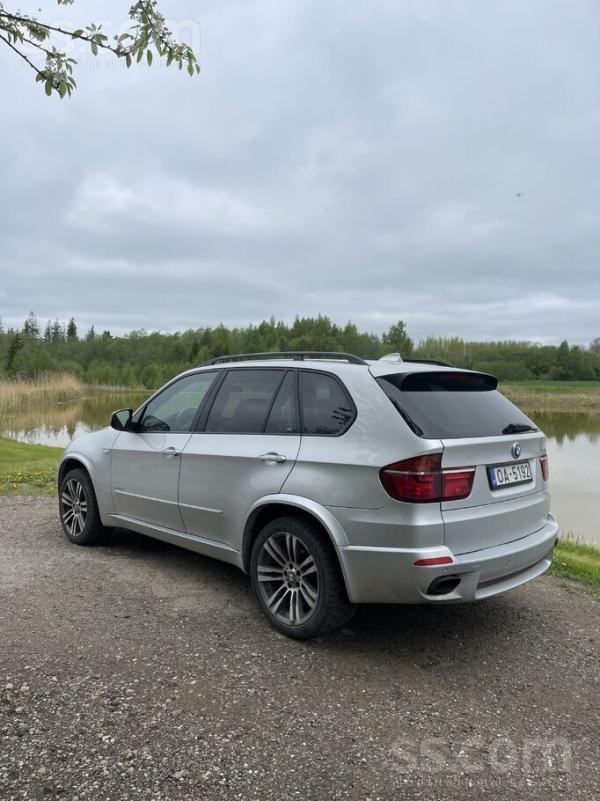 Grey BMW X5 2012 in Saldus, with an engine capacity of 3.00 L and mileage of 304 thousand km for 12990 €, photo 3 on AUTOMOTO.COM.LV