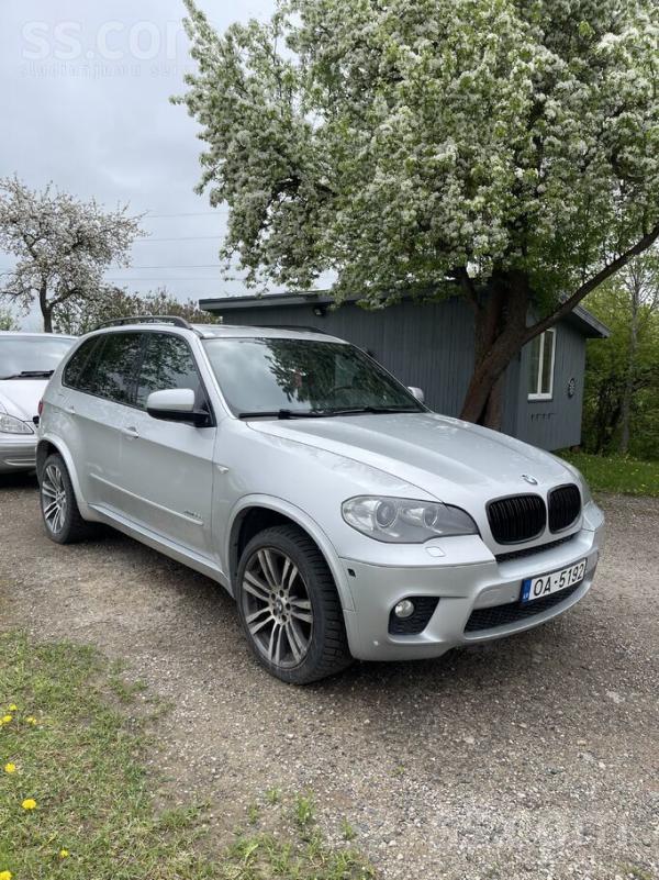Grey BMW X5 2012 in Saldus, with an engine capacity of 3.00 L and mileage of 304 thousand km for 12990 €, photo 4 on AUTOMOTO.COM.LV