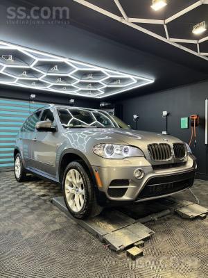 Grey BMW X5 2012 in Valmiera, with an engine capacity of 3.00 L and mileage of 97 thousand km for 19990 €, photo  on AUTOMOTO.COM.LV