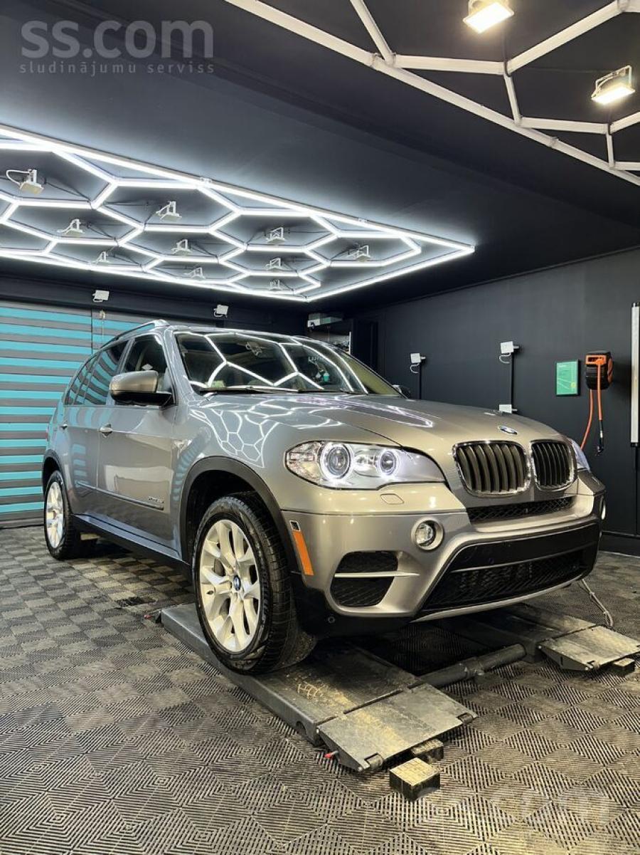 Grey BMW X5 2012 in Valmiera, with an engine capacity of 3.00 L and mileage of 97 thousand km for 19990 €, photo 1 on AUTOMOTO.COM.LV