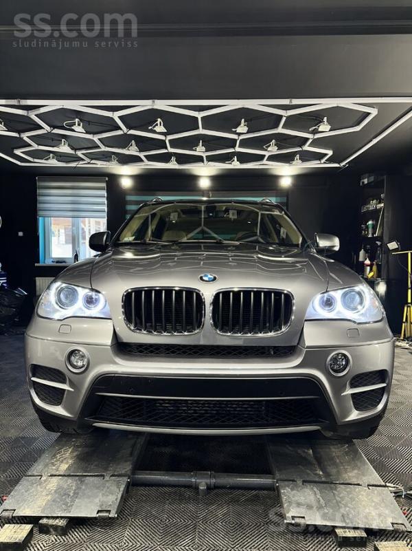 Grey BMW X5 2012 in Valmiera, with an engine capacity of 3.00 L and mileage of 97 thousand km for 19990 €, photo 3 on AUTOMOTO.COM.LV