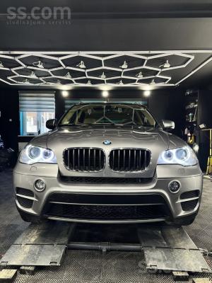 Grey BMW X5 2012 in Valmiera, with an engine capacity of 3.00 L and mileage of 97 thousand km for 19990 €, photo 4 on AUTOMOTO.COM.LV