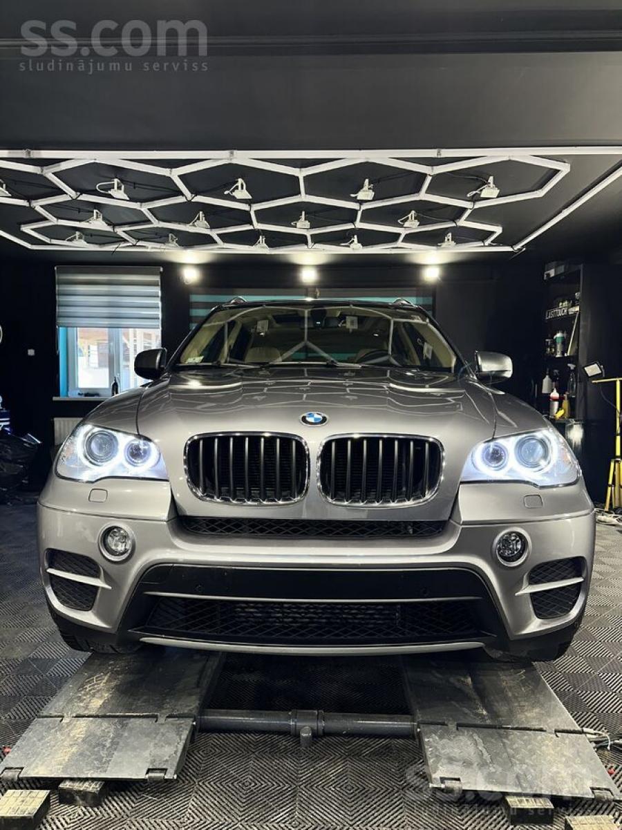 Grey BMW X5 2012 in Valmiera, with an engine capacity of 3.00 L and mileage of 97 thousand km for 19990 €, photo 4 on AUTOMOTO.COM.LV