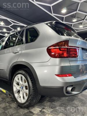 Grey BMW X5 2012 in Valmiera, with an engine capacity of 3.00 L and mileage of 97 thousand km for 19990 €, photo 21 on AUTOMOTO.COM.LV