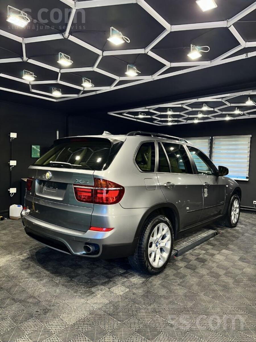 Grey BMW X5 2012 in Valmiera, with an engine capacity of 3.00 L and mileage of 97 thousand km for 19990 €, photo 24 on AUTOMOTO.COM.LV