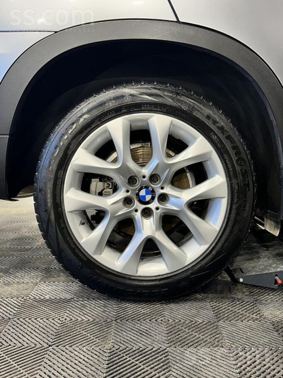 Grey BMW X5 2012 in Valmiera, with an engine capacity of 3.00 L and mileage of 97 thousand km for 19990 €, photo 16 on AUTOMOTO.COM.LV