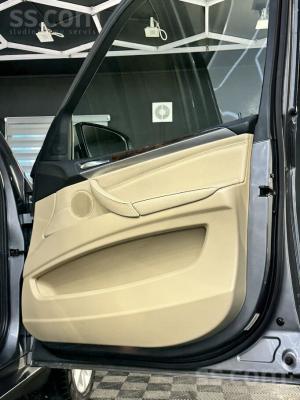 Grey BMW X5 2012 in Valmiera, with an engine capacity of 3.00 L and mileage of 97 thousand km for 19990 €, photo 27 on AUTOMOTO.COM.LV
