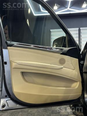 Grey BMW X5 2012 in Valmiera, with an engine capacity of 3.00 L and mileage of 97 thousand km for 19990 €, photo 50 on AUTOMOTO.COM.LV