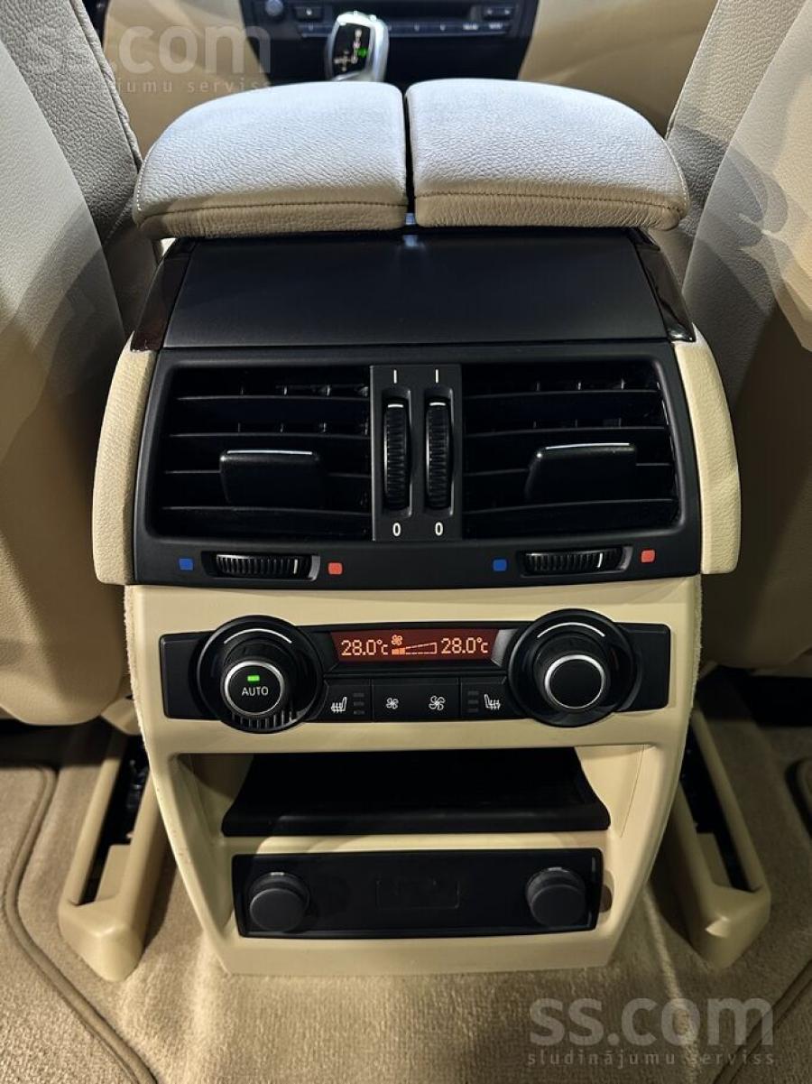 Grey BMW X5 2012 in Valmiera, with an engine capacity of 3.00 L and mileage of 97 thousand km for 19990 €, photo 45 on AUTOMOTO.COM.LV