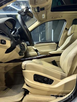 Grey BMW X5 2012 in Valmiera, with an engine capacity of 3.00 L and mileage of 97 thousand km for 19990 €, photo 55 on AUTOMOTO.COM.LV