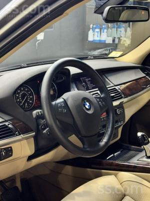 Grey BMW X5 2012 in Valmiera, with an engine capacity of 3.00 L and mileage of 97 thousand km for 19990 €, photo 57 on AUTOMOTO.COM.LV