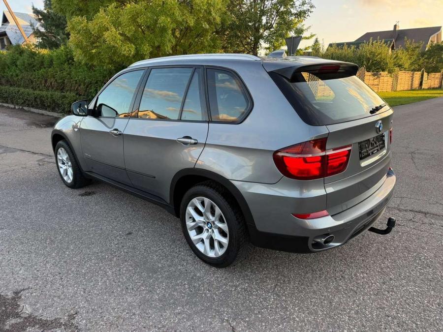 Grey BMW X5 2012 in Marijampole, with an engine capacity of 2.99 L and mileage of 258 thousand km for 9800 €, photo 4 on AUTOMOTO.COM.LV