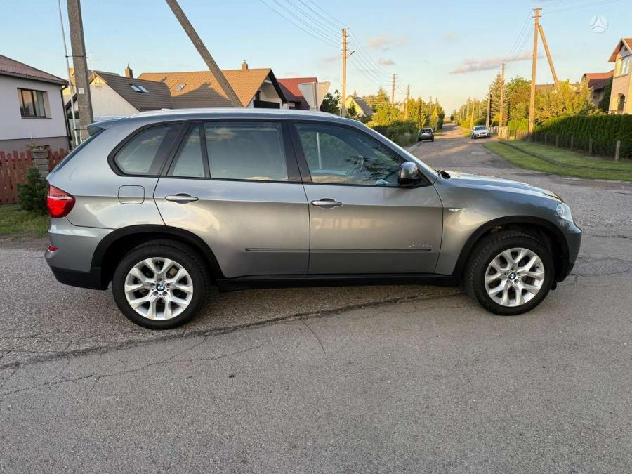 Grey BMW X5 2012 in Marijampole, with an engine capacity of 2.99 L and mileage of 258 thousand km for 9800 €, photo 6 on AUTOMOTO.COM.LV