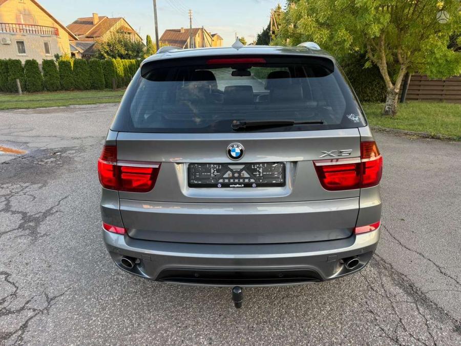 Grey BMW X5 2012 in Marijampole, with an engine capacity of 2.99 L and mileage of 258 thousand km for 9800 €, photo 9 on AUTOMOTO.COM.LV