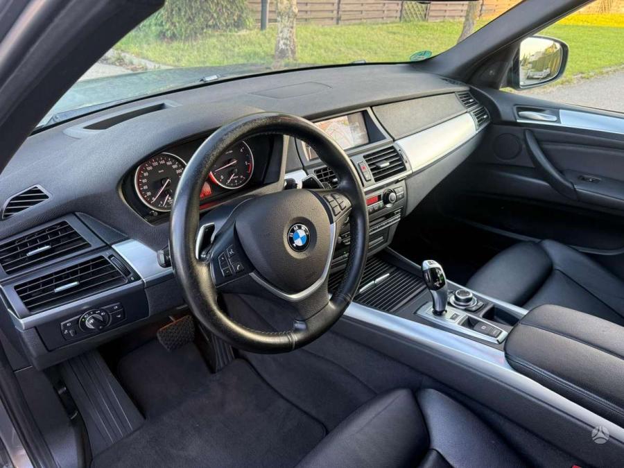 Grey BMW X5 2012 in Marijampole, with an engine capacity of 2.99 L and mileage of 258 thousand km for 9800 €, photo 11 on AUTOMOTO.COM.LV