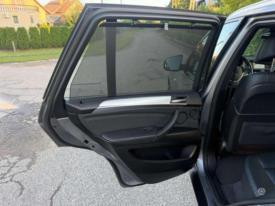Grey BMW X5 2012 in Marijampole, with an engine capacity of 2.99 L and mileage of 258 thousand km for 9800 €, photo 18 on AUTOMOTO.COM.LV