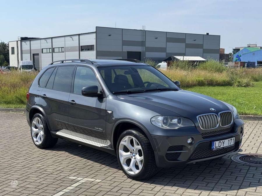 Grey BMW X5 2012 in Kaunas, with an engine capacity of 3.00 L and mileage of 232 thousand km for 13500 €, photo 1 on AUTOMOTO.COM.LV