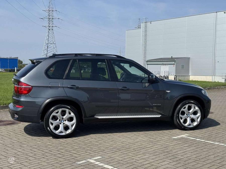 Grey BMW X5 2012 in Kaunas, with an engine capacity of 3.00 L and mileage of 232 thousand km for 13500 €, photo 4 on AUTOMOTO.COM.LV