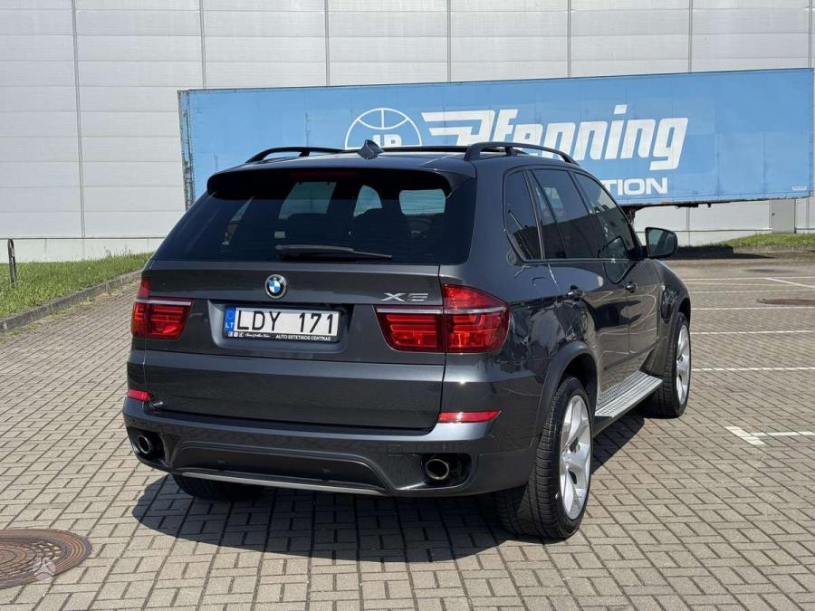 Grey BMW X5 2012 in Kaunas, with an engine capacity of 3.00 L and mileage of 232 thousand km for 13500 €, photo 6 on AUTOMOTO.COM.LV
