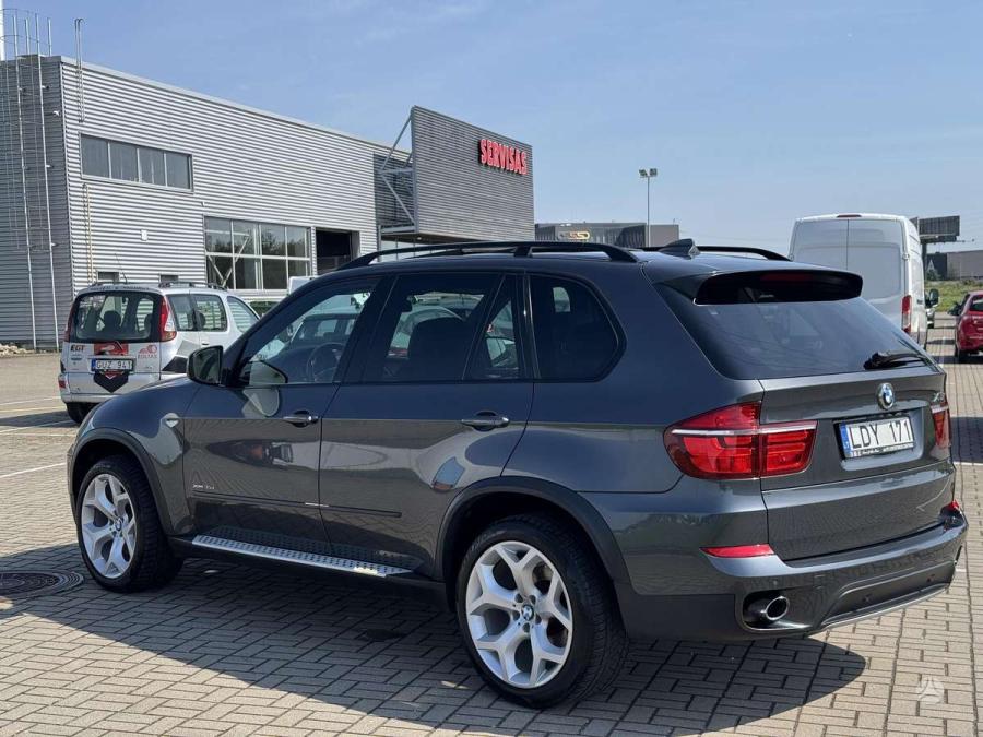 Grey BMW X5 2012 in Kaunas, with an engine capacity of 3.00 L and mileage of 232 thousand km for 13500 €, photo 8 on AUTOMOTO.COM.LV