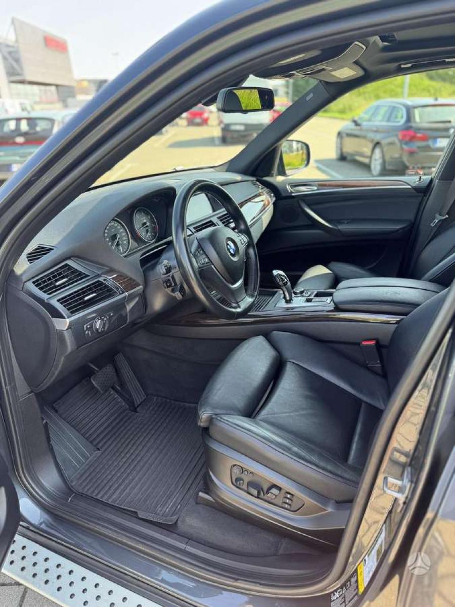 Grey BMW X5 2012 in Kaunas, with an engine capacity of 3.00 L and mileage of 232 thousand km for 13500 €, photo 11 on AUTOMOTO.COM.LV