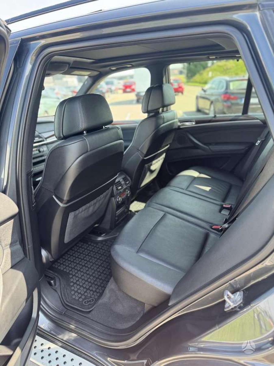 Grey BMW X5 2012 in Kaunas, with an engine capacity of 3.00 L and mileage of 232 thousand km for 13500 €, photo 17 on AUTOMOTO.COM.LV