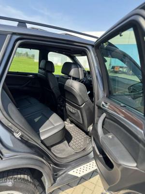 Grey BMW X5 2012 in Kaunas, with an engine capacity of 3.00 L and mileage of 232 thousand km for 13500 €, photo 19 on AUTOMOTO.COM.LV