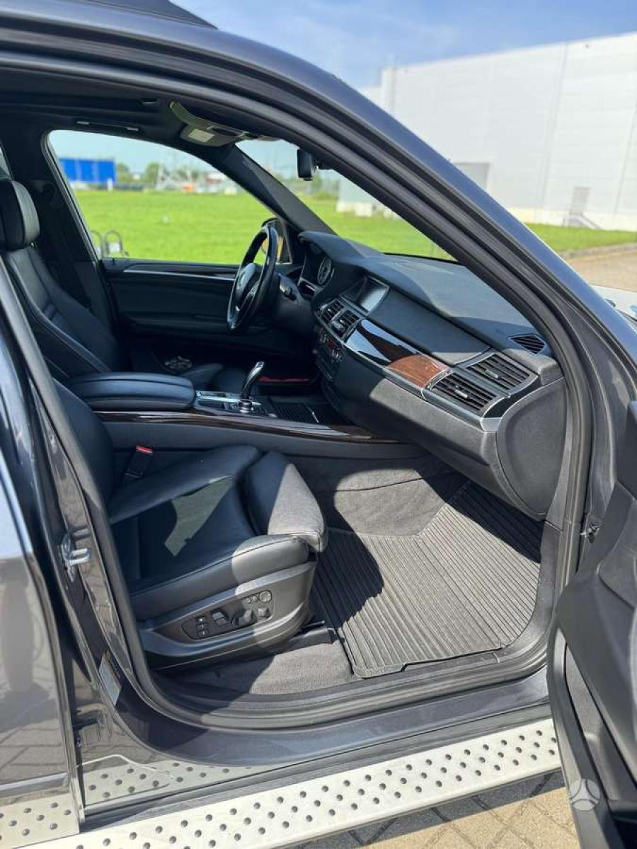 Grey BMW X5 2012 in Kaunas, with an engine capacity of 3.00 L and mileage of 232 thousand km for 13500 €, photo 21 on AUTOMOTO.COM.LV