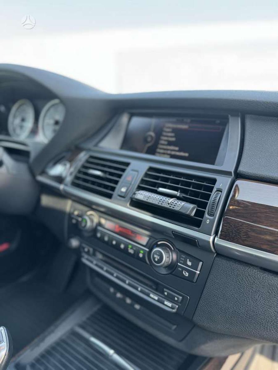 Grey BMW X5 2012 in Kaunas, with an engine capacity of 3.00 L and mileage of 232 thousand km for 13500 €, photo 25 on AUTOMOTO.COM.LV