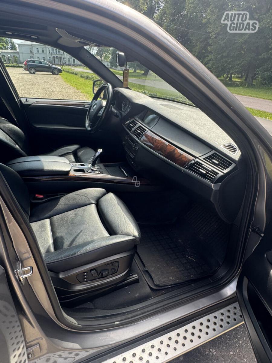 Pelēks BMW X5 2012 Šauļi, ar dzinēja tilpumu 3.00 L un nobraukumu 252 tūkst. km par 11900 €, foto 22 vietnē AUTOMOTO.COM.LV