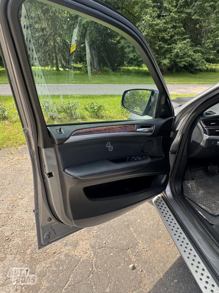 Pelēks BMW X5 2012 Šauļi, ar dzinēja tilpumu 3.00 L un nobraukumu 252 tūkst. km par 11900 €, foto 24 vietnē AUTOMOTO.COM.LV