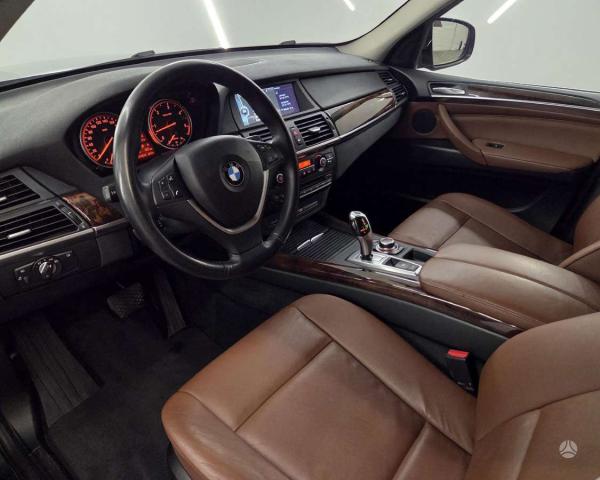 Grey BMW X5 2013 in Marijampole, with an engine capacity of 2.99 L and mileage of 312 thousand km for 10950 €, photo 3 on AUTOMOTO.COM.LV