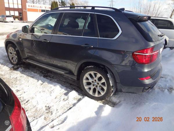 Grey BMW X5 2013 in Klaipeda, with an engine capacity of 2.98 L and mileage of 245 thousand km for 9900 €, photo 3 on AUTOMOTO.COM.LV