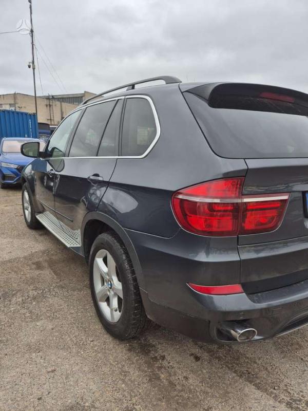 Grey BMW X5 2013 in Kaunas, with an engine capacity of 2.99 L and mileage of 246 thousand km for 9350 €, photo 3 on AUTOMOTO.COM.LV