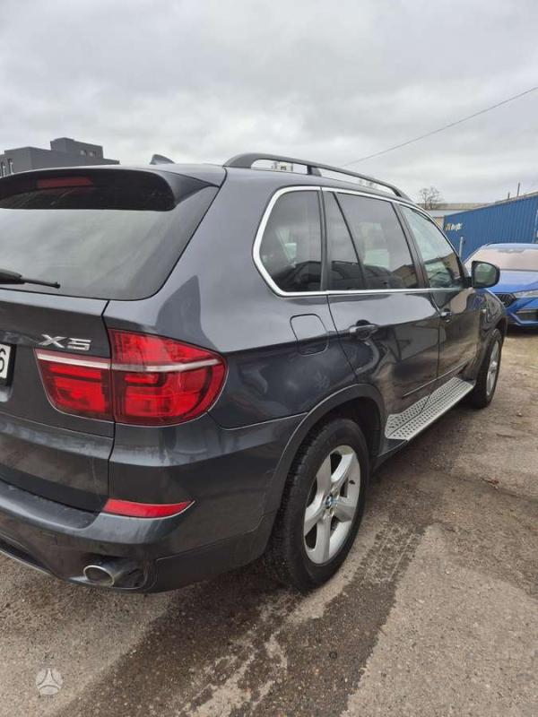 Grey BMW X5 2013 in Kaunas, with an engine capacity of 2.99 L and mileage of 246 thousand km for 9350 €, photo 4 on AUTOMOTO.COM.LV