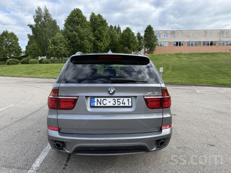 Pelēks BMW X5 2013 Krāslava, ar dzinēja tilpumu 3.00 L un nobraukumu 297 tūkst. km par 14000 €, foto 4 vietnē AUTOMOTO.COM.LV
