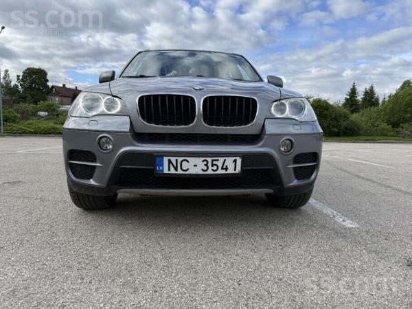 Grey BMW X5 2013 in Kraslava, with an engine capacity of 3.00 L and mileage of 297 thousand km for 11000 €, photo 1 on AUTOMOTO.COM.LV